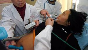 年轻孕妇胎死腹中,原因竟是老公引起的,医生大骂老公畜生