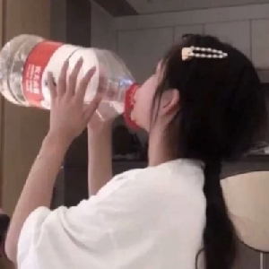 是六爻啊啊啊 