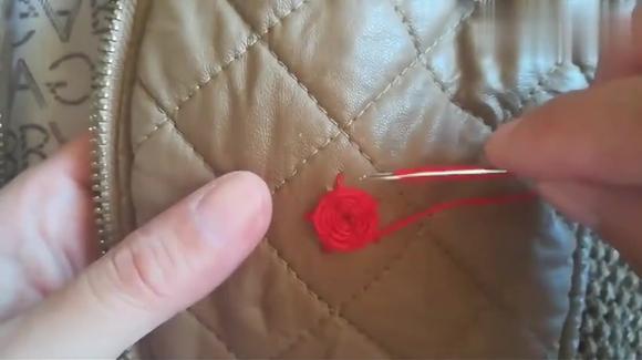 皮衣刮破了可以这样修补,让衣服焕然一新,漂亮又省钱,太实用了