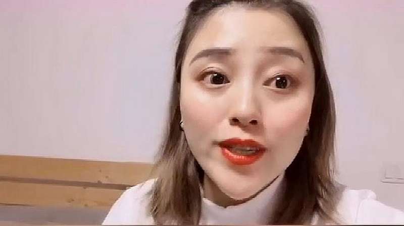 东北姑娘喝多了真吓人,喝多打车去车顶上了,大哥直接撵她下来