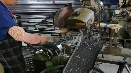 在使用激光切割机的时候,千万要小心,否则的话很容易出事