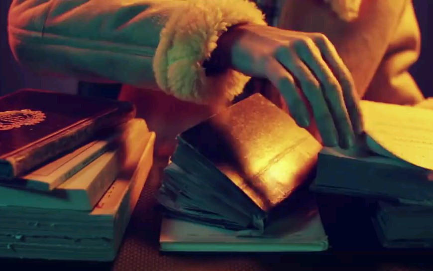 【ASMR】法国小哥翻动皱巴巴的书籍的触发音( ﹡ˆoˆ﹡ )[高音质]