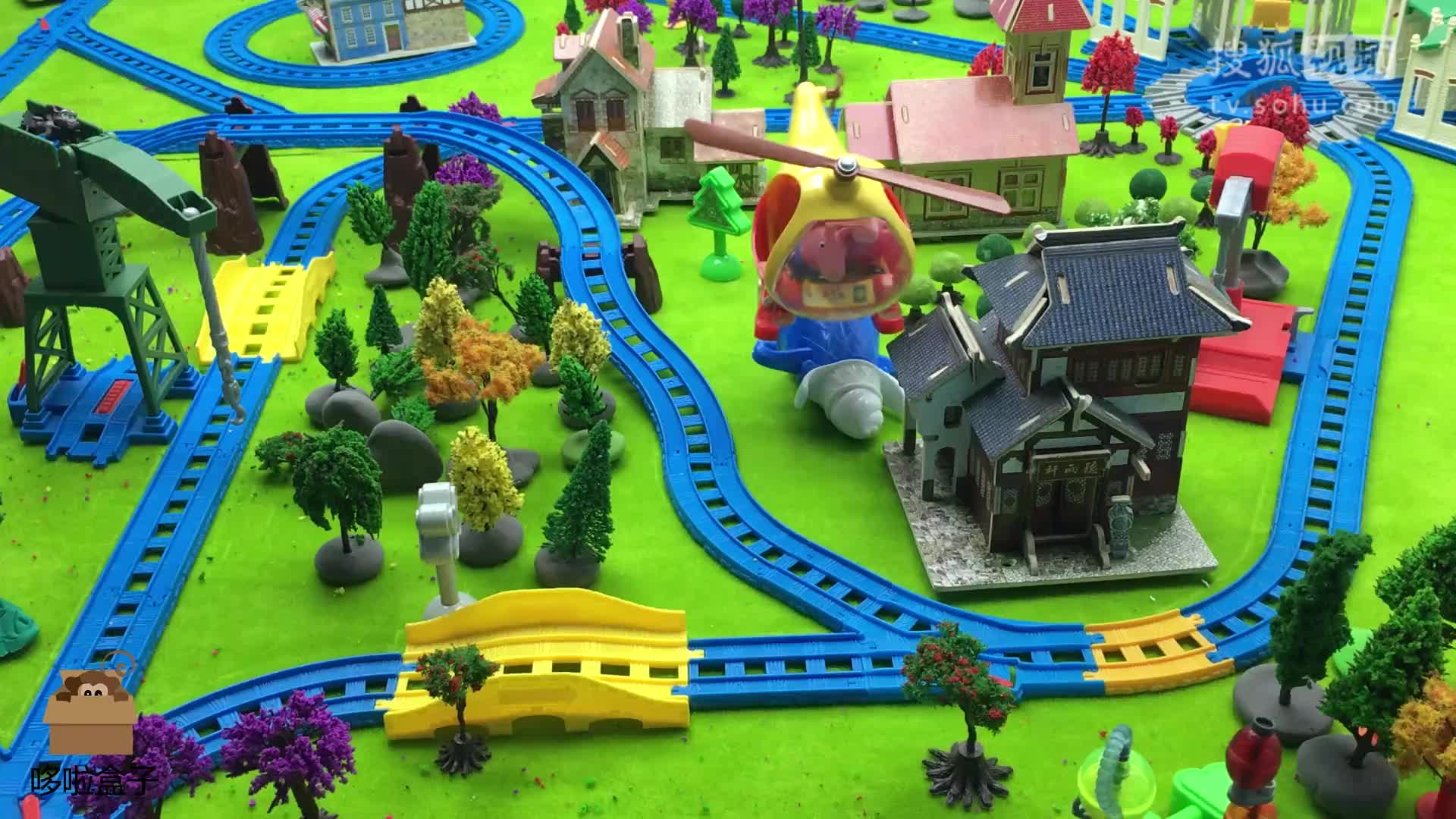 【小猪佩奇食玩】小猪佩奇和高登小火车合作寻宝 顺利获得彩泥蛋糕...