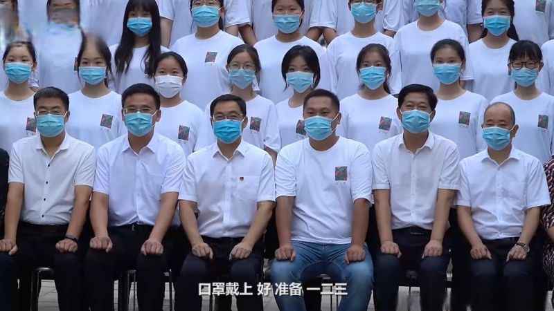 ...戴着口罩在校园广场上,拍特殊的毕业照。校办主任刘宁说,这届学生会...