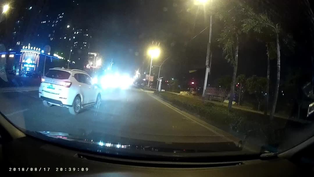 行人突然横穿马路出事故