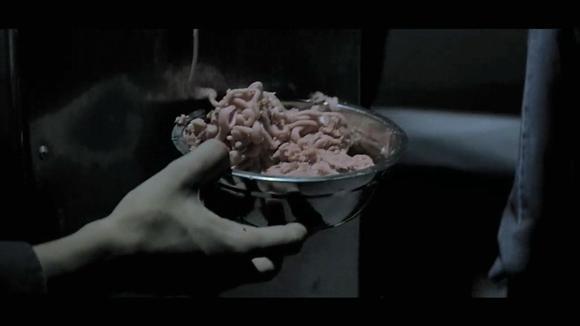 古天乐用人肉喂狗,然后一起吃火锅,不愧是黑社会,太狠了!