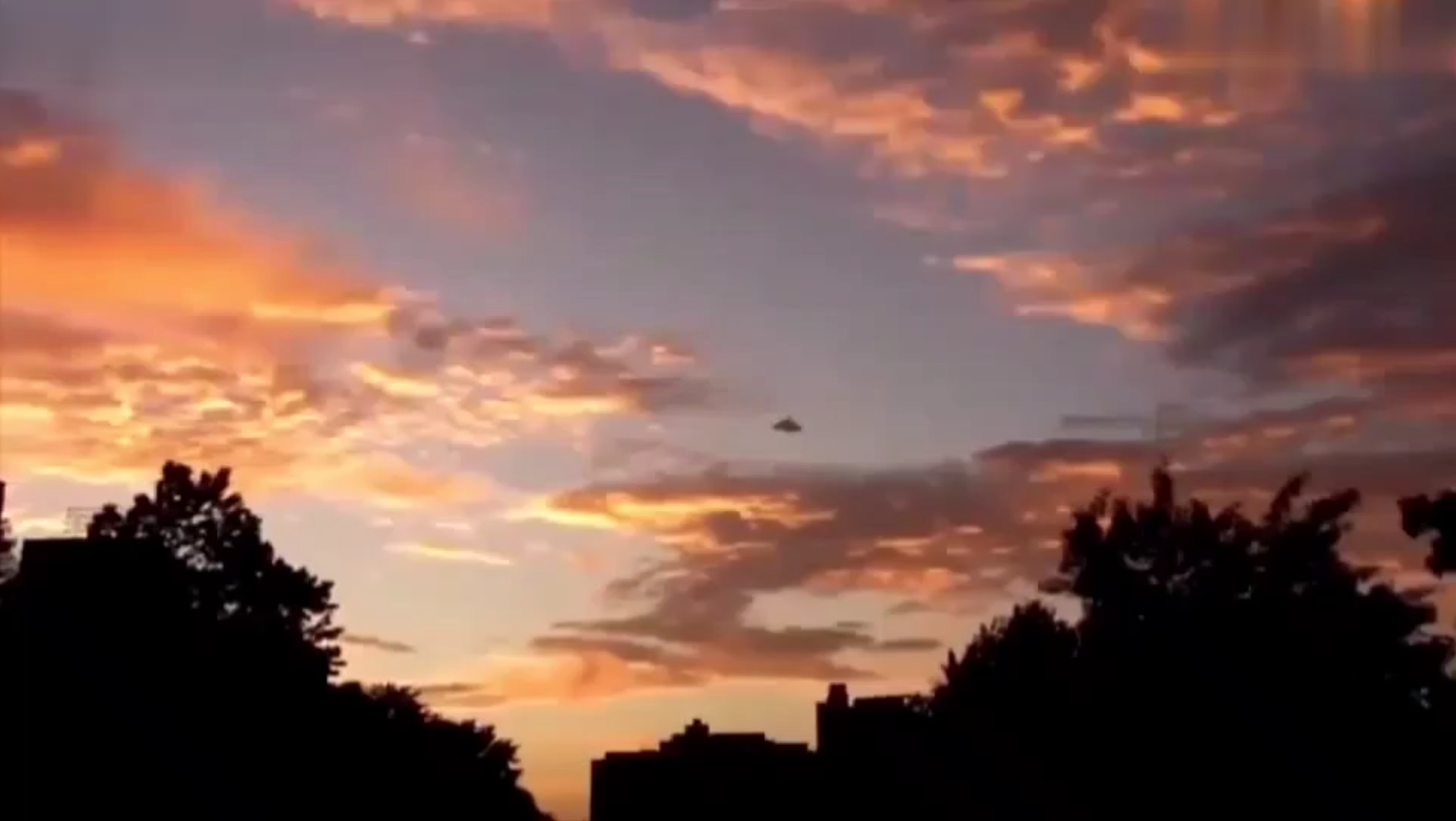 国外男子傍晚拍到天空中的不明飞行物,这个视频拍摄的比较清晰。