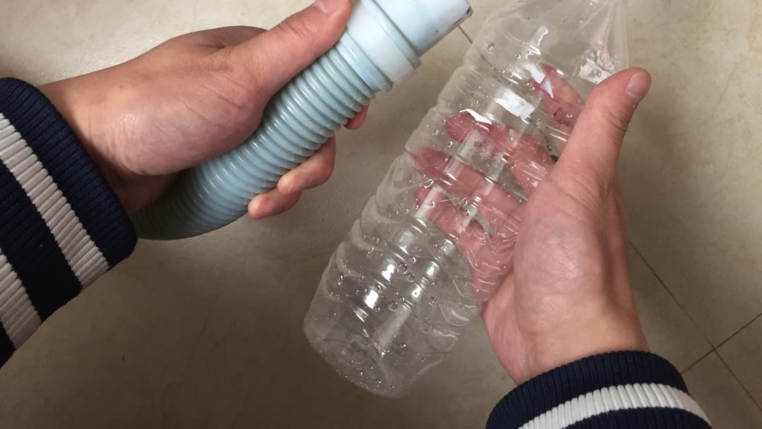 水管上面套个塑料瓶,解决了很多家庭的一个难题,太实用了