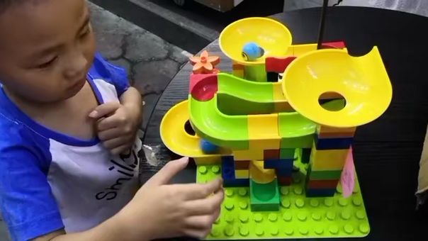 睿睿的得意玩具~滚动轨道积木