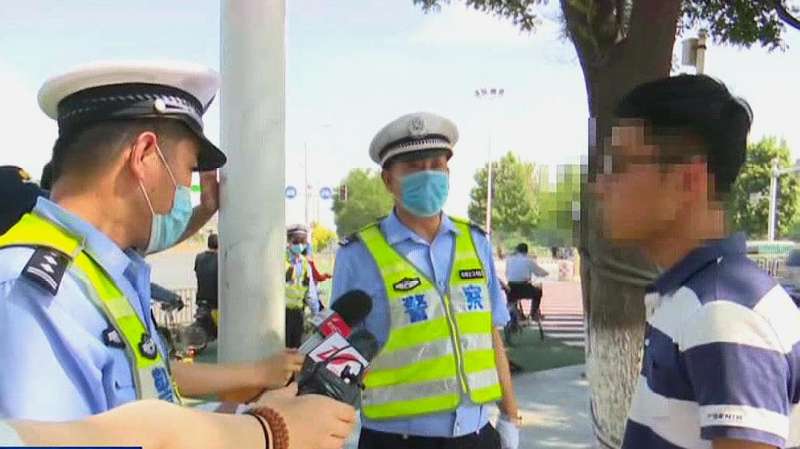 交警严查不系安全带,乘客直称不知道,司机理由也是各有不同!