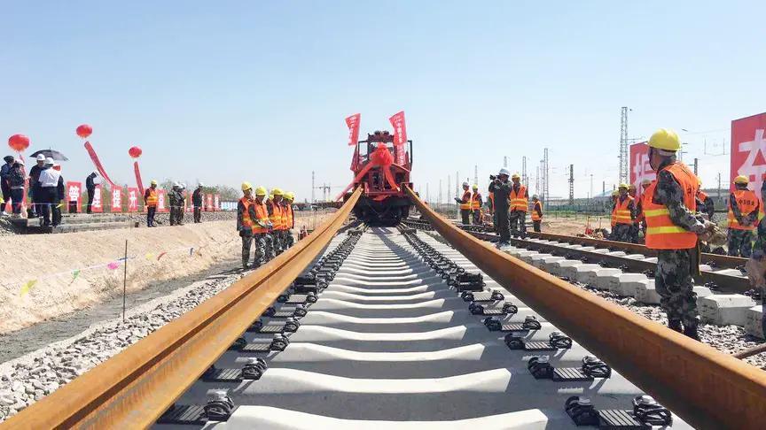 高铁无砟轨道铺轨实拍,这牵引车力大无穷!
