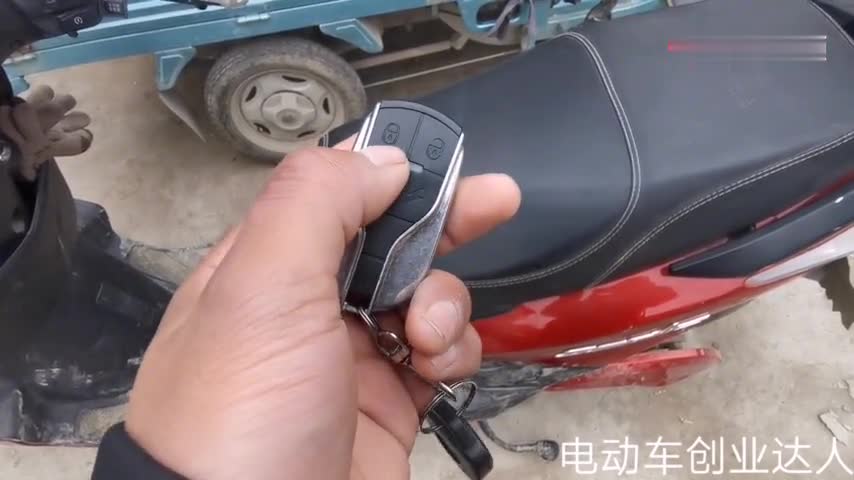 电动车遥控器的神奇之处,这可就厉害了,不用锁车键也能把车锁住