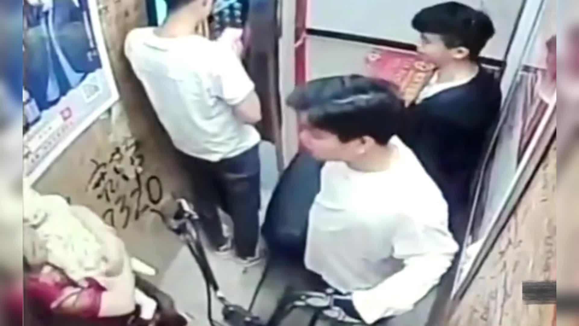 男子推电动车上楼充电,刚进电梯电瓶就起火,浓烟滚滚瞬间爆炸起火