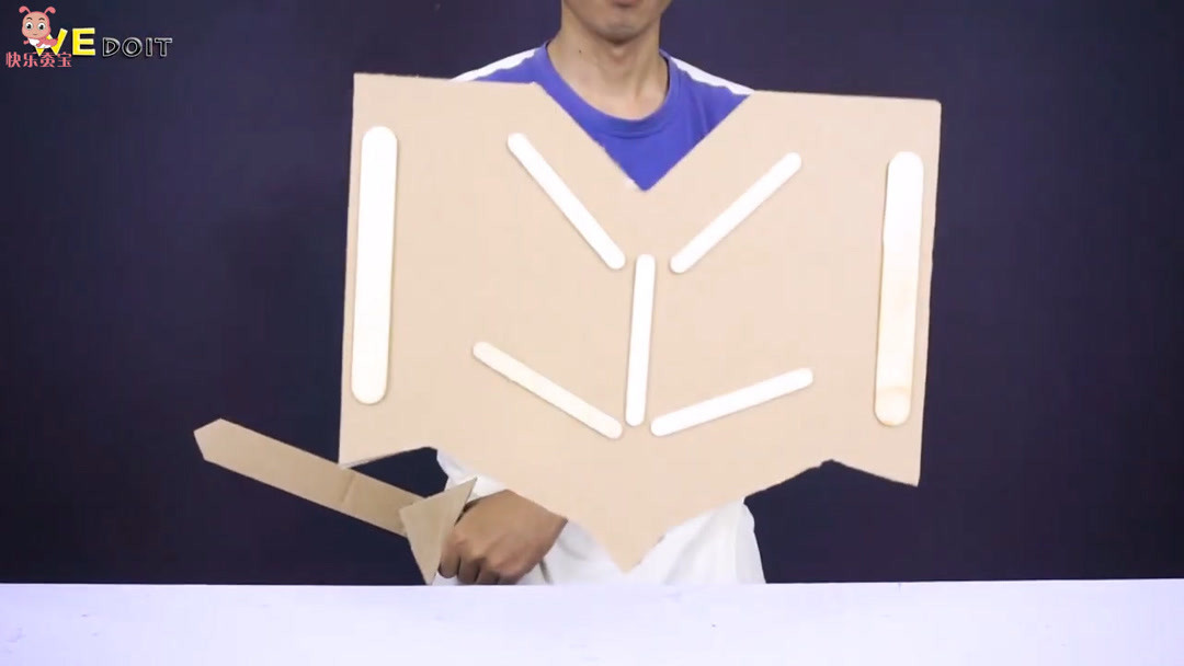 如何用硬纸板做好玩的矛和盾牌