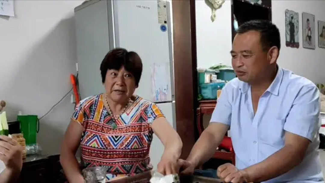 老两口因为“”钱“”吵架,老婆翻旧账,11岁外孙请客做和事佬