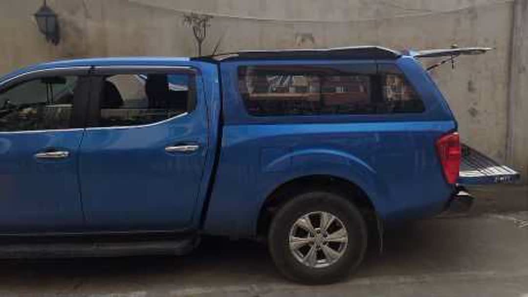 皮卡床车自驾游太阳能板充电