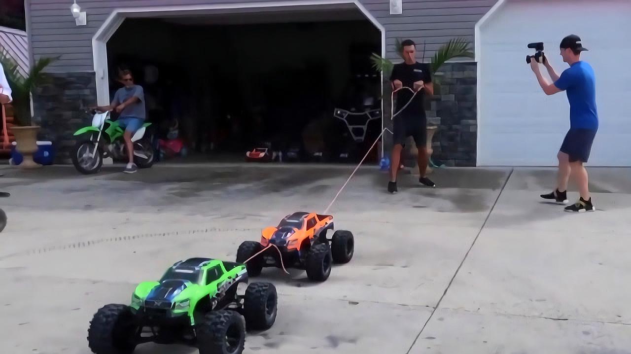 RC越野模型车动力有多强?成年人都拉不住,体会众人拾柴火焰高