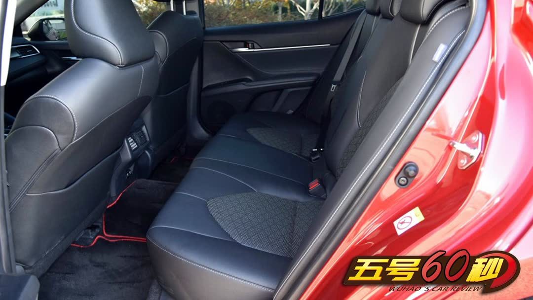 凯美瑞的后排设计虽朴实无华 但舒适性不错