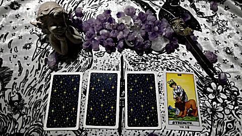 塔罗牌占卜 :他心中还是无法放下你吗?他也想要破镜重圆吗?