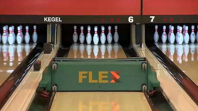 保龄球馆球道永远锃亮发光原来是这机器清理?如此魔性咋生产的?