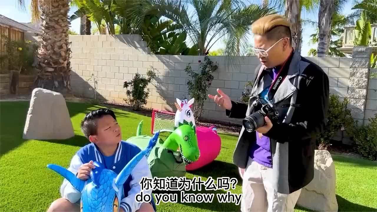 小男孩暑假和姐姐爸妈在家角色扮演老师和学生坐玩具巴士公交车