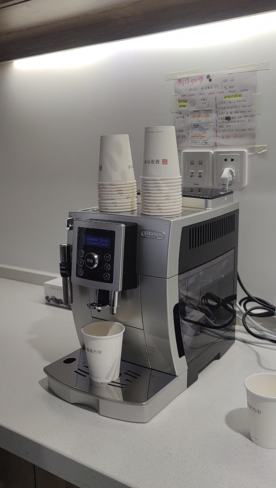 公司新买了咖啡机,行政小姐姐亲切讲述使用方法,开心