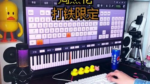生活到处是音乐,小伙用电脑弹奏打铁的音乐,这节奏卡的也太准了!