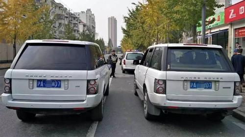 洗车偶遇双胞胎车牌,两个车主同期报警,交警查完就地笑了