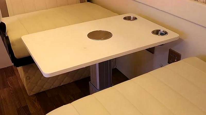 仅卖11万的B型房车!配置齐全带双人床,厨房+淋浴一应俱全!