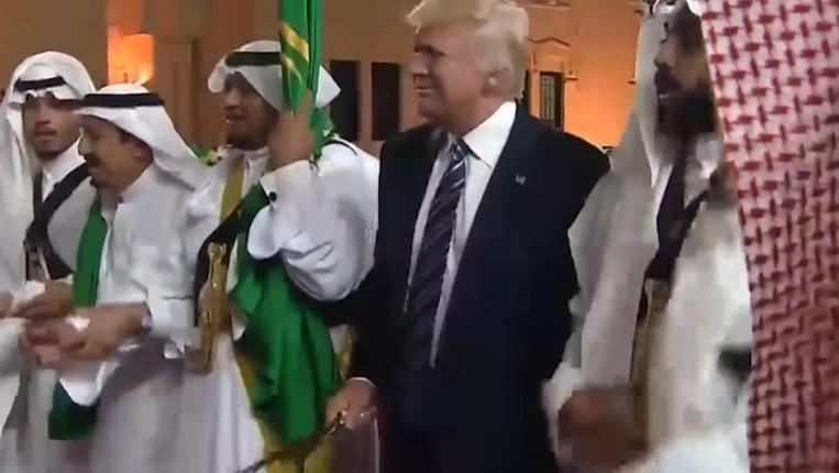 特朗普总统和夫人拜访沙特,与官员一起跳舞,老特会的还真是多!