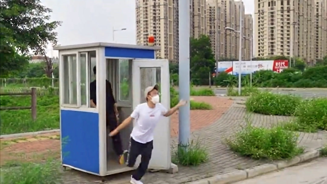 新冠病毒的危害有多大, 一个视频演示整个过程,说明戴口罩的重要性!