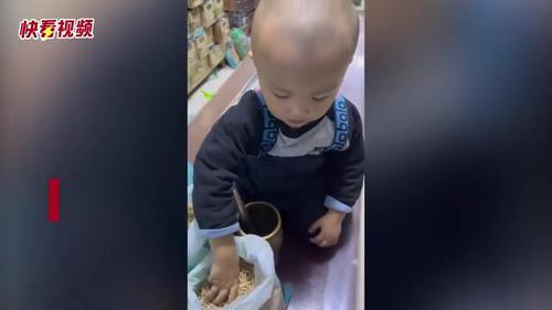 1岁多萌娃每天和奶奶认药,辨识多味中草药:到18岁就是老中医