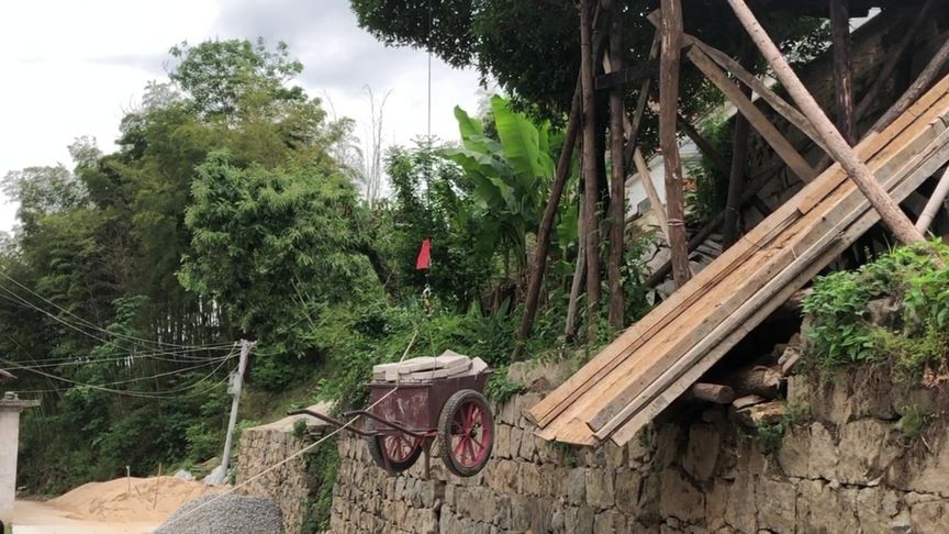 农村土方法升降电梯,看起来好危险,但只能这样运砖了