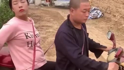 骑电动车也得绑安全带,这安全知识很到位啊!