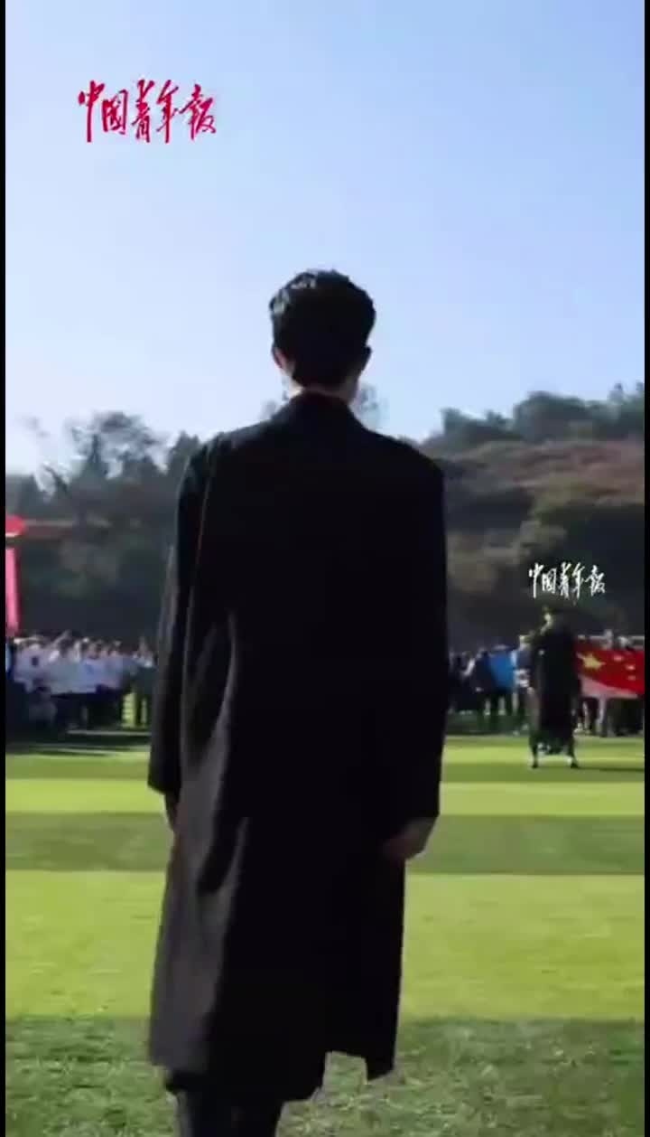 高校运动会开幕式,商务礼仪专业师生表演"风衣秀"。