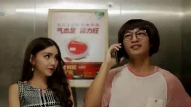 电梯上演奇景——小伙子居然会神功开电梯门