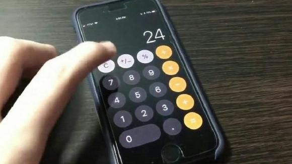 打开手机计算器,长按两秒,就可以看到女友隐藏加密的照片视频