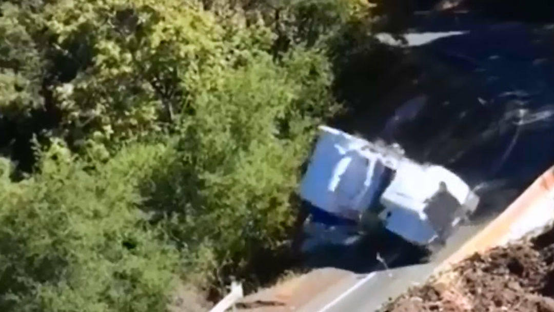 牛!卡车发生侧翻掉入山谷,机智老司机躲过一劫