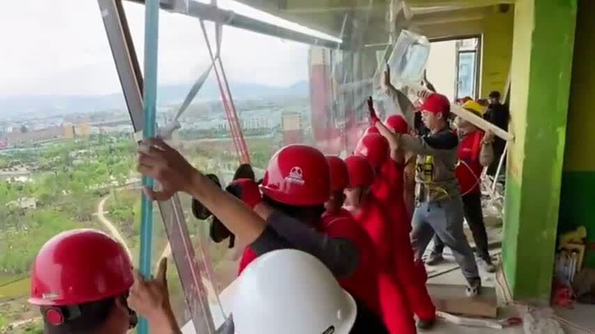 安装阳台超白夹胶大玻璃,大概有三千多斤,需要十几个...