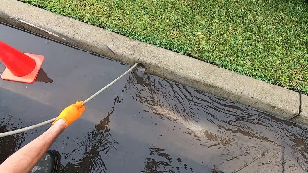 用疏通管清理堵塞下水道,过程看得好舒服!
