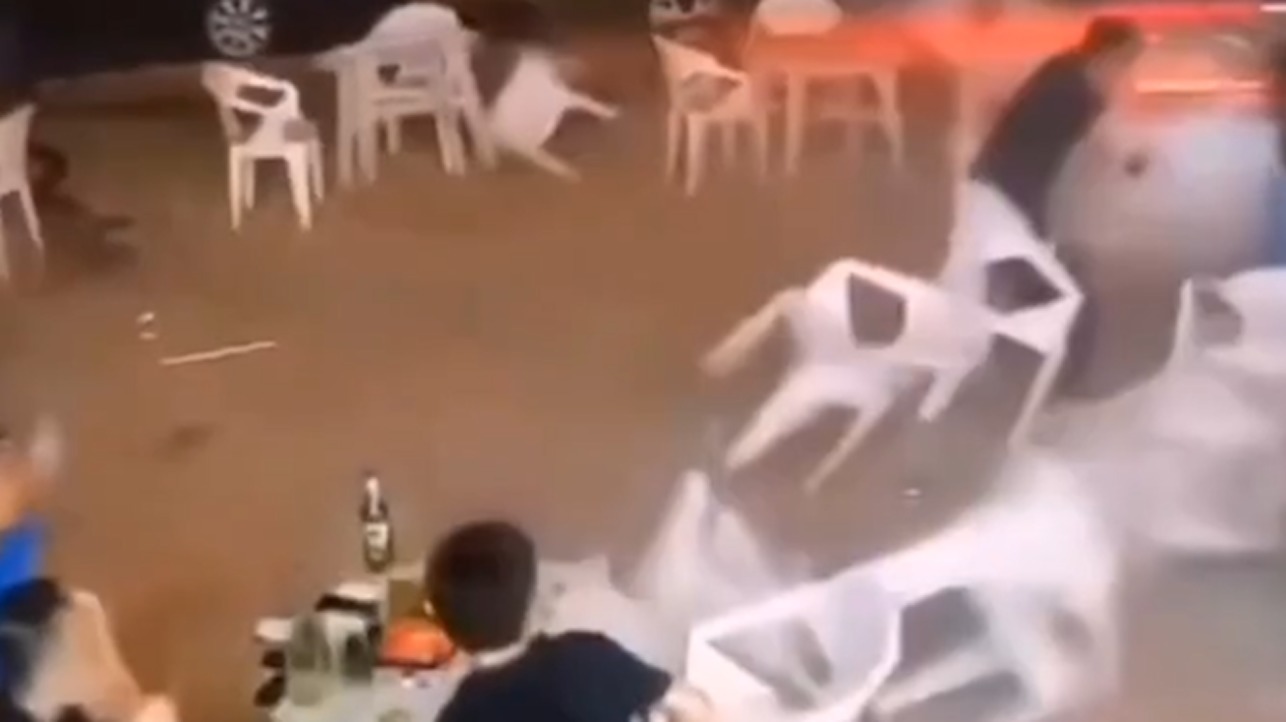 警方通报来了!河北廊坊一轿车高速冲进夜市:一桌5人被撞飞3人