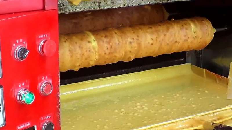 滚轮蛋糕一层一层地滚动烤熟,就连切蛋糕也是滚动着的