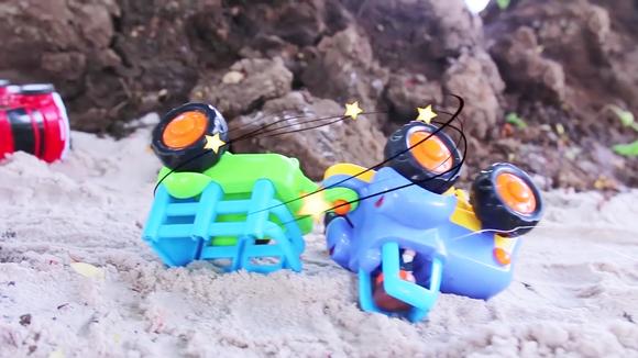 小汽车们鸣笛吵醒睡觉的鳄鱼被撞翻车,最后是谁打败的鳄鱼呢?