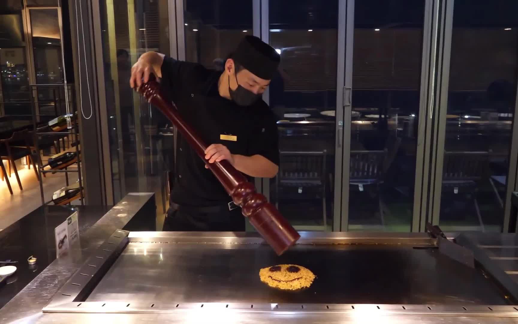还以为是桌子腿呢,韩国铁板烧餐厅中的胡椒研磨器