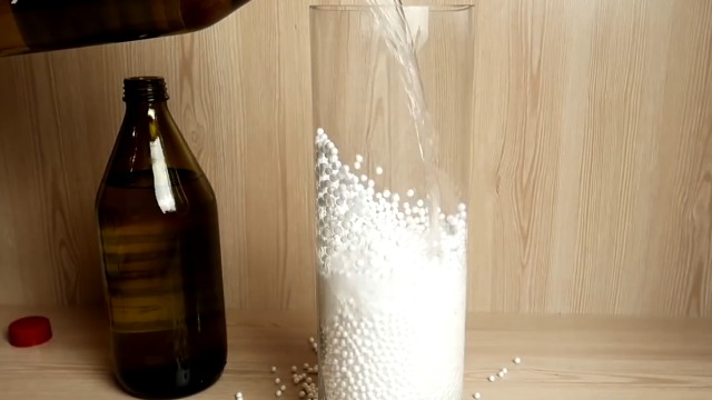 酒精不能和塑料泡沫放一起?老外进行实验,结果泡沫消失了