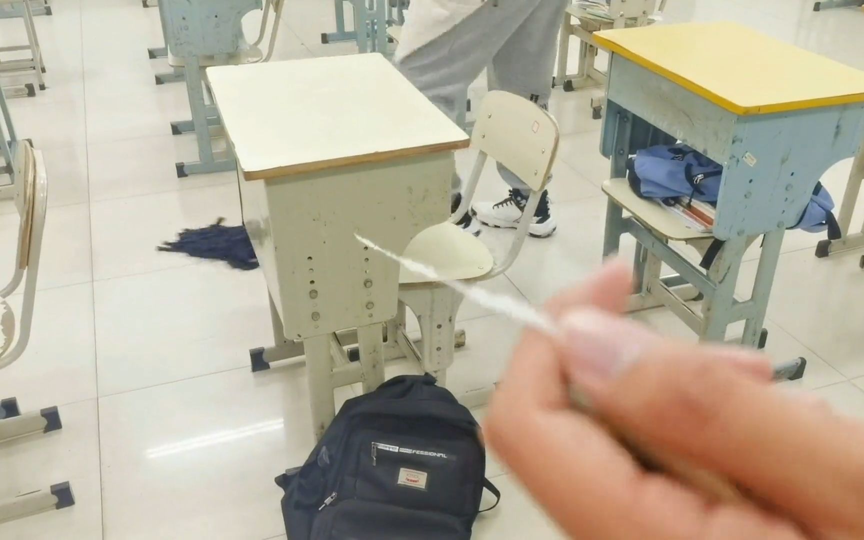 疫情封校期间,男子自制蛛丝发射装置,网友:万人血书求出教程
