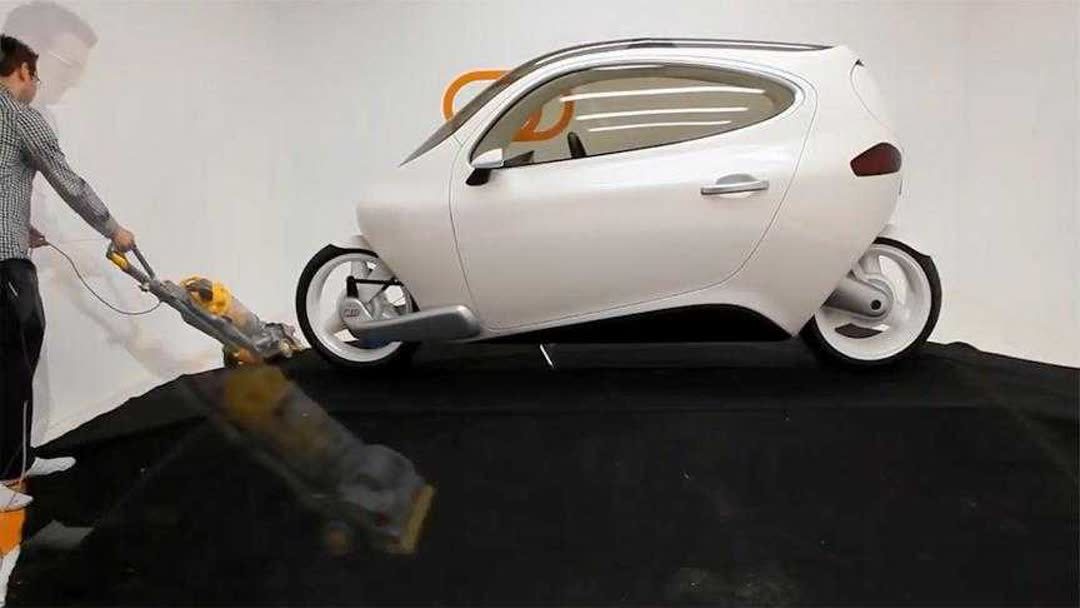 老外打造两轮自平衡车,汽车都撞不倒,这算摩托还是汽车?