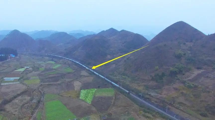 航拍贵州大山深处的火车,这样的绿皮火车你有多久没...
