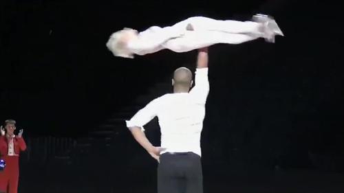 用生命在演绎的花滑表演,真佩服这女人的勇气!