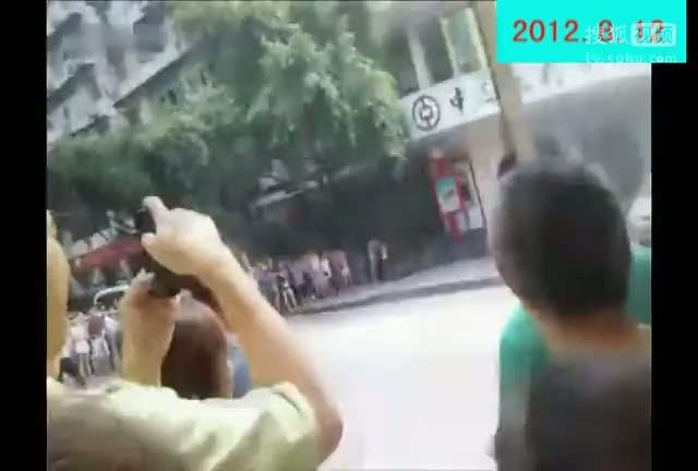 【现场】重庆银行门前再曝枪击案 造成1死2伤